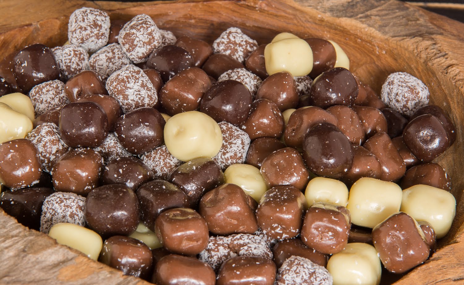 Organic cocoscubes with Chocolate Coating - Choconut BV